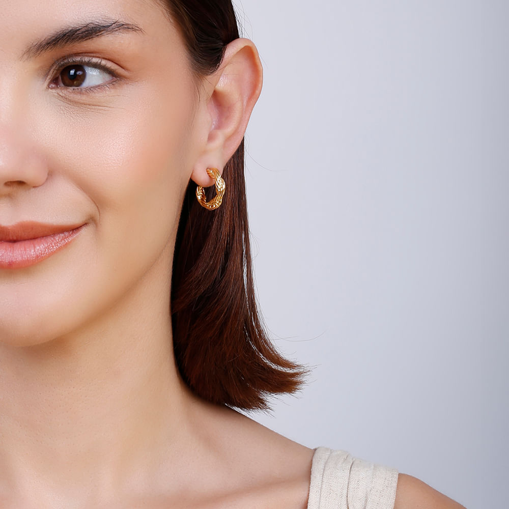 Brinco argola entrelaçada